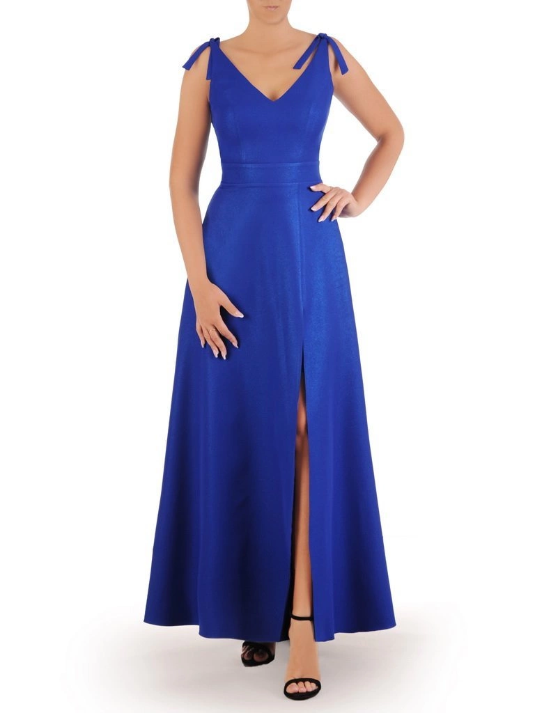 Chabrowa suknia w nowoczesnym fasonie, kreacja z efektownym rozcięciem ...